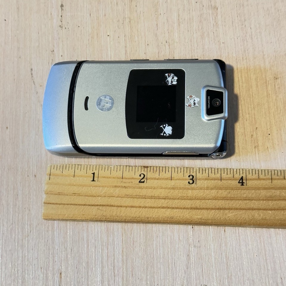 Motorola RAZR V3M Silver Flip Phone Turns On “UNTESTED” Buy/Sold As Is ...