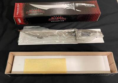 STEEL APOCALYPSE COLLECTION DREGON X-10 WITH STAND UNITED CUTLERY KNIFE ...