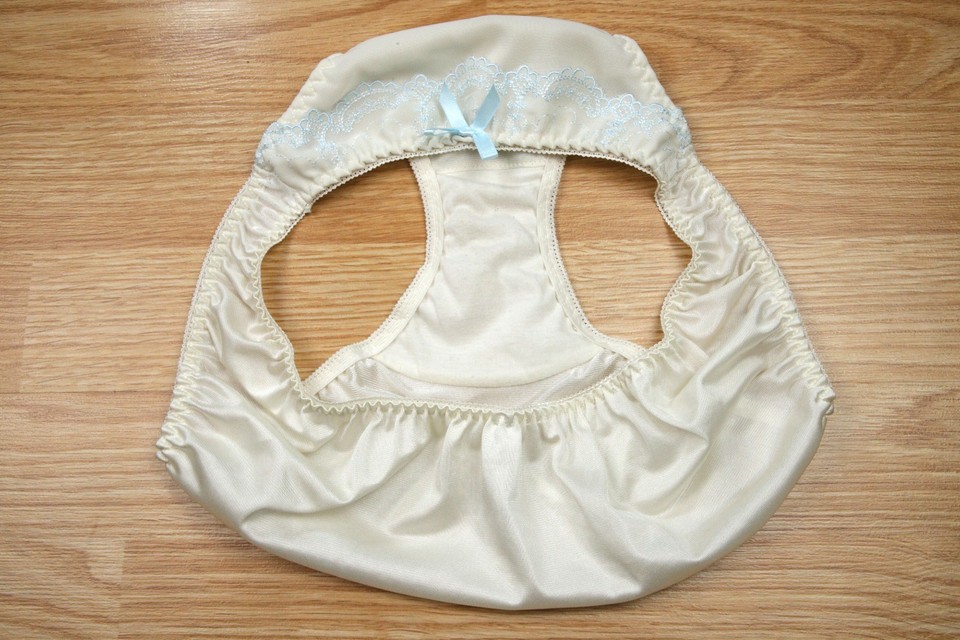 VINTAGE JAPANESE NYLON SHINY SLIPPERY PRETTY CUTE OFF WHITE PANTY SMALL ...