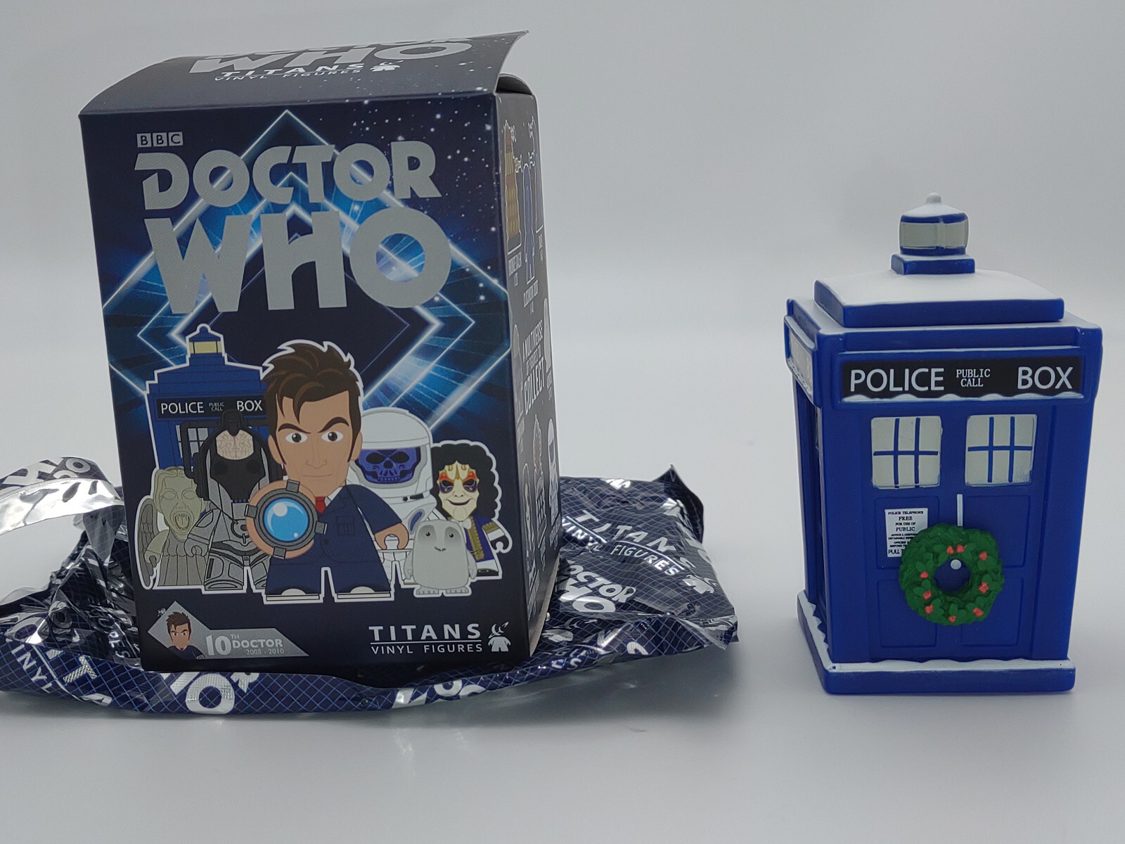 Titans Doctor Who Tardis With Wreath 3" Vinyl Figure 1/40 Chase Series ...