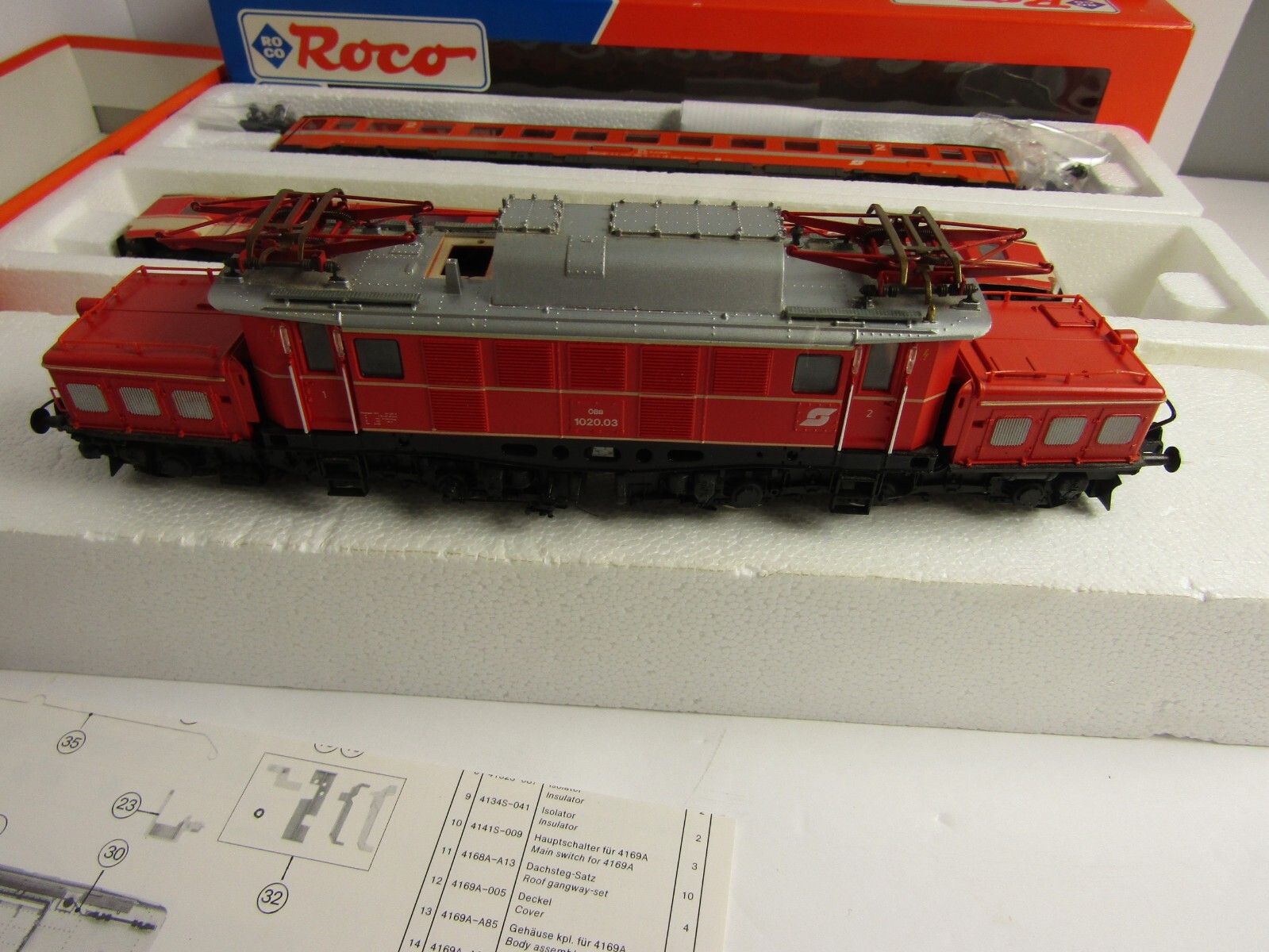 ROCO OBB BR 1020 Electric train 04169b plus 2 passenger cars Mod ...