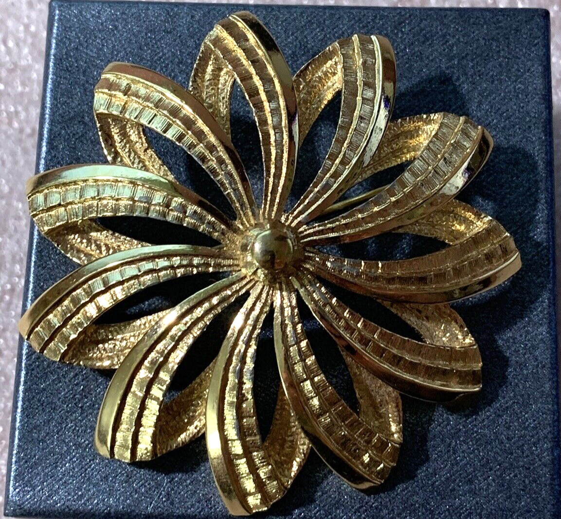 Large Vintage MONET Brushed Gold tone Brooch Pin - Gem