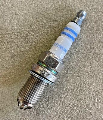 Bosch Platinum Spark Plug (X4)- FGR7DQP / 6743 / 12-12-0-037-607 -For ...