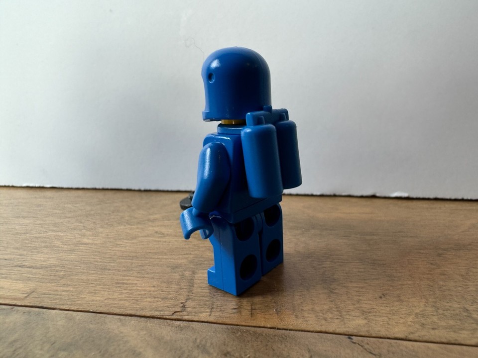 Lego Classic Blue Space Minifigure (sp004) from Lunar Scout (1580) w ...