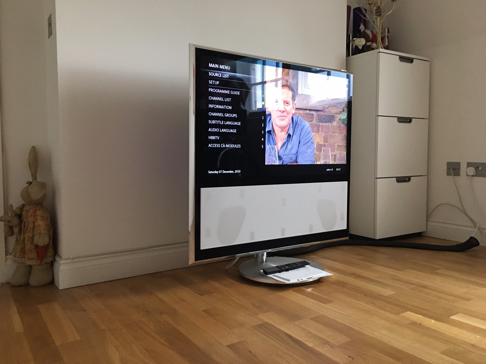 Bang&Olufsen TV BeoVision 11 - 40” + Motorised Floor Stand + Remote ...