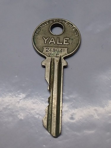 The Yale & Towne MFG Co. # VC 248041 Trunk Padlock Desk Lock Key USA ...