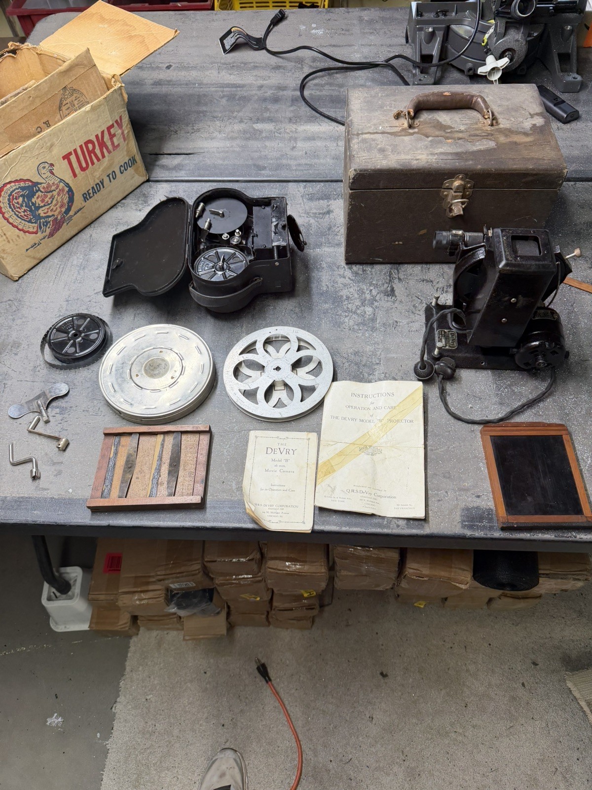Antique DeVry 16mm Motion Movie Camera w/ Film Projector, Case & Extras ...