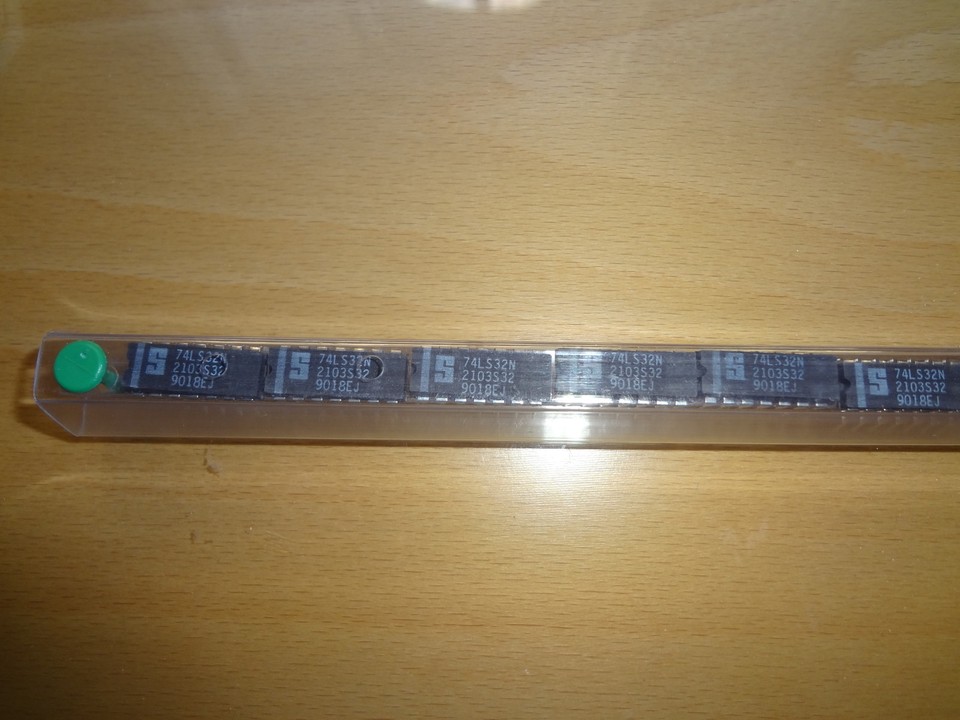 74LS32N - IC- 14Dip-Quad 2-input or gate, from Signetic Philips Corp ...