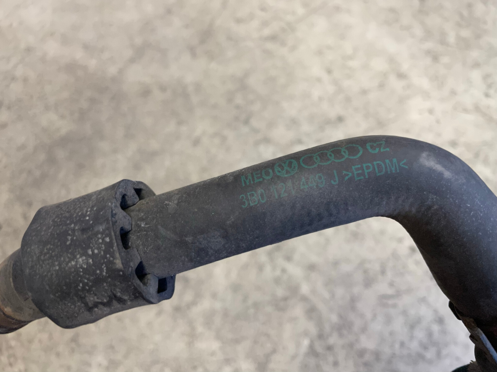 Kühlmittelschlauch VW Passat 3BG W8 3B0121449J Schlauch Kühlwasser ...