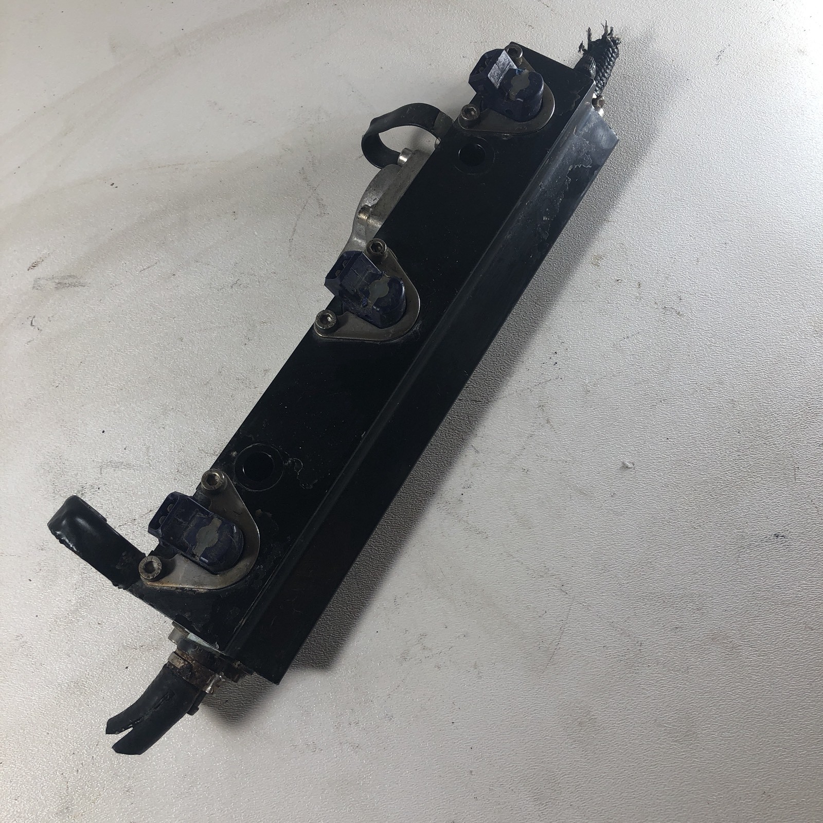 MERCURY 135 HP OPTIMAX FUEL RAIL w/ INJECTORS (starboard) 804512 804527 ...