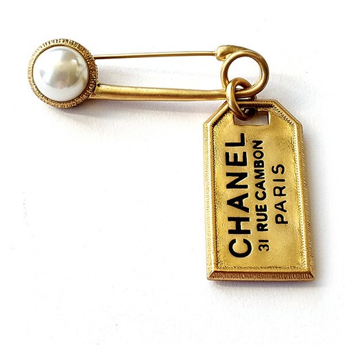 CHANEL Pearl Gold ID Dog Tag 31 RUE CAMBON Logo Pin Brooch Runway | eBay