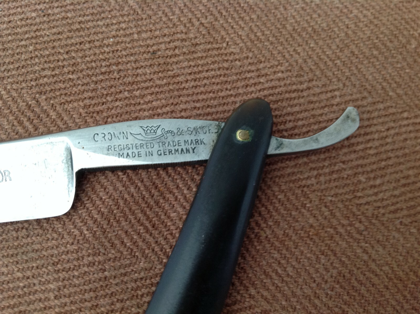 The Crown & Sword Razor Extra Hollow Ground Straight Razor, Etched Face ...