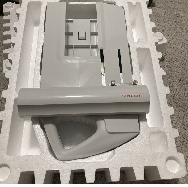 Singer Quantum Futura CE-200 Embroidery Unit & 2 Hoops Sewing Machine ...