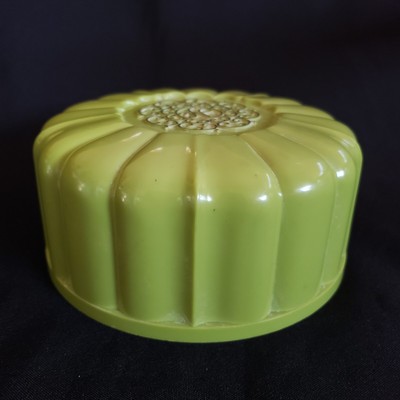 April Showers Dusting Powder Perfumed Body Vanity 7oz Green Tub Ladies ...