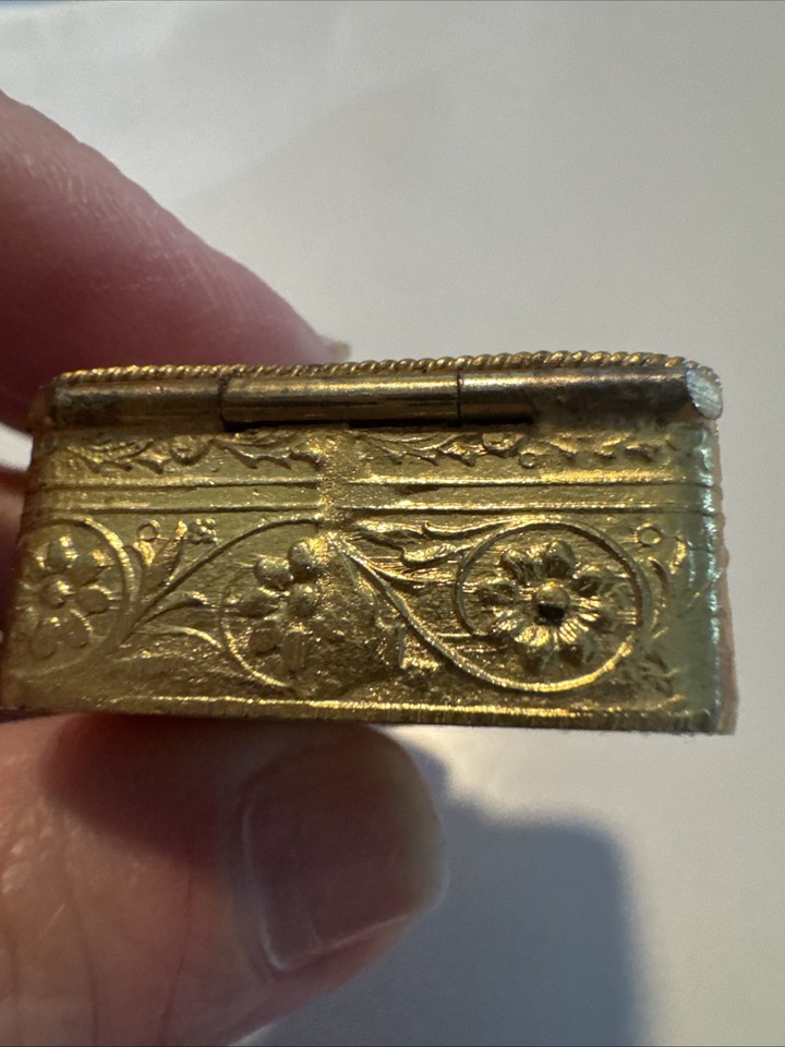 Italian VTG Porcelain Trinket Pill Box 1.25” X 1” Courting Couple | eBay