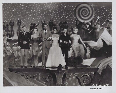 Marilyn Monroe + Mitzi Gaynor + Donald O'Connor + Dan Dailey (1954 ...