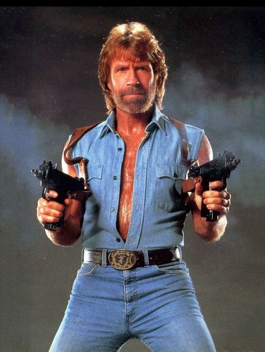 Invasion USA 1985 Chuck Norris as Matt Hunter holding two guns Photo ...