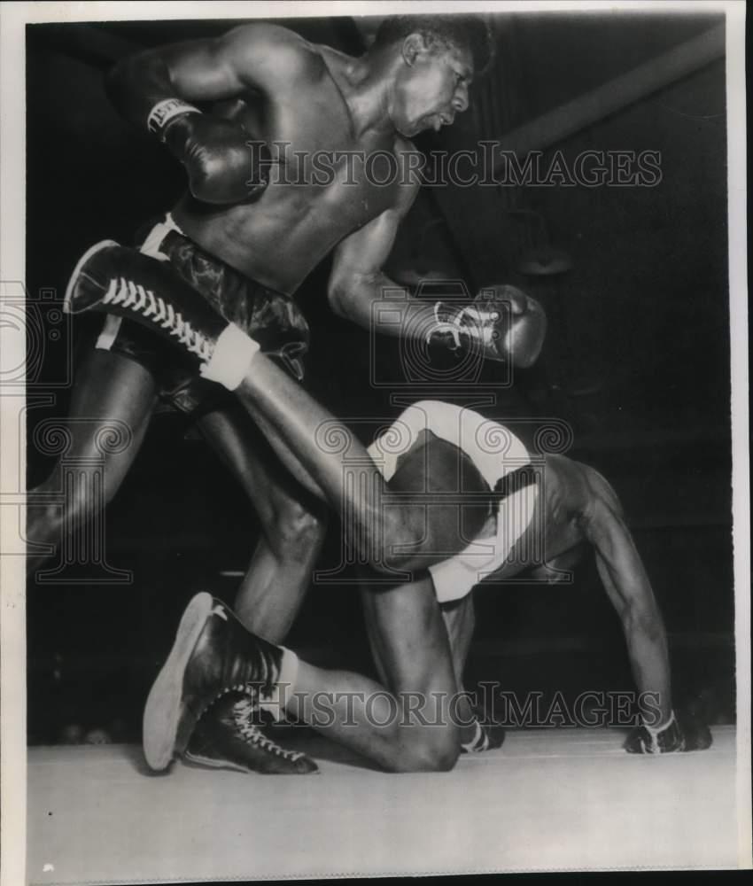 1954 Press Photo Tommy Jackson Nosedives to Canvas After Jimmy Slade's ...