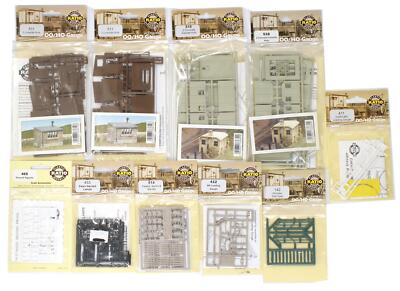 RATIO 'OO/HO' SCALE LOT OF 10 ASSORTED HUTS, SIGNALS, LAMPS, BARRELS ...