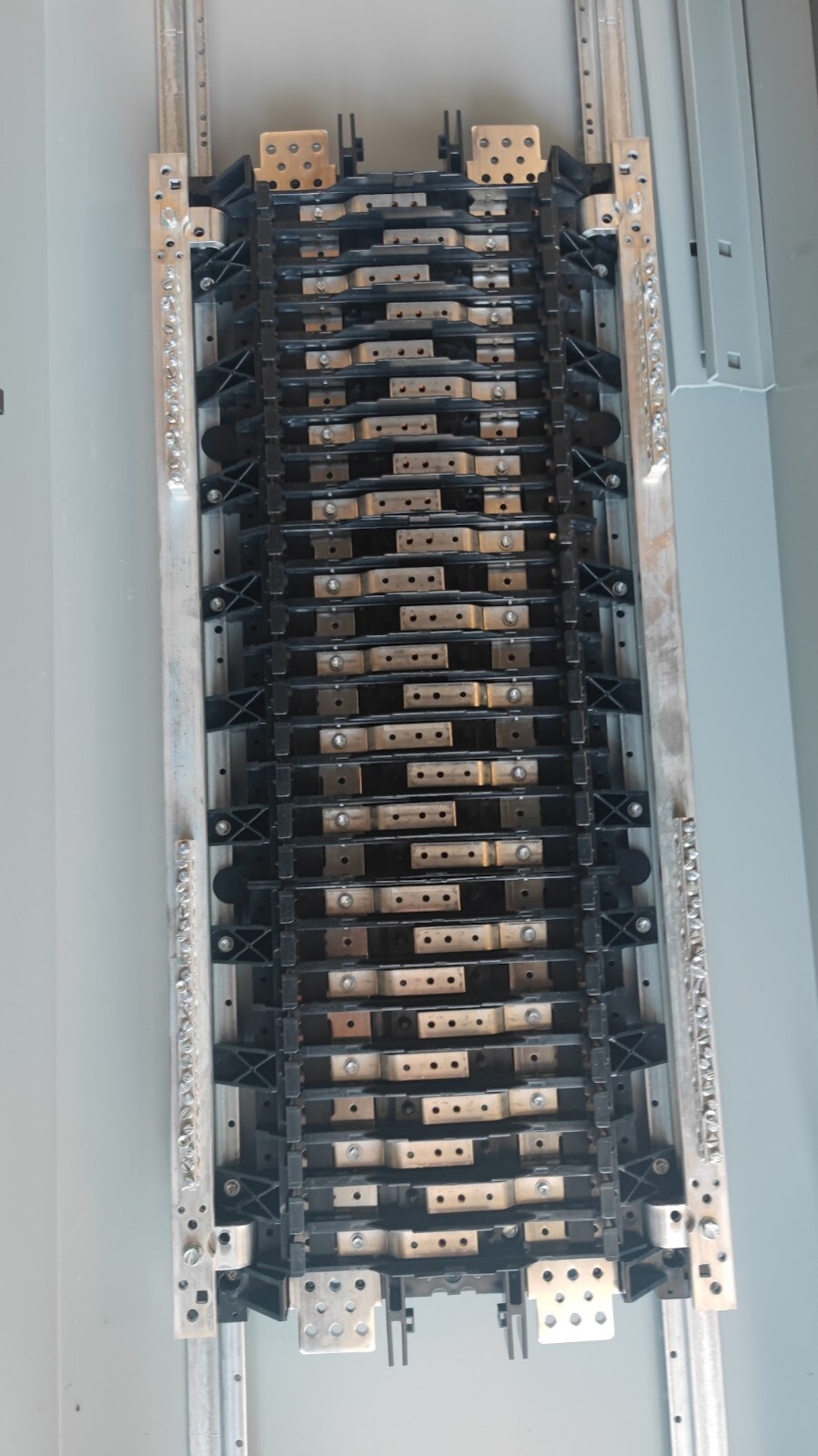 SIEMENS 400 AMP PANELBOARD 240V / 120V MLO 1PH/3W 54 cir SINGLE PHASE ...