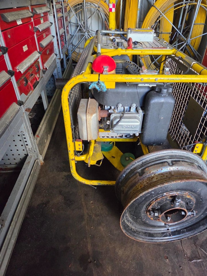 King cable pulling capstan winch . Electrical or Telecommunication ...