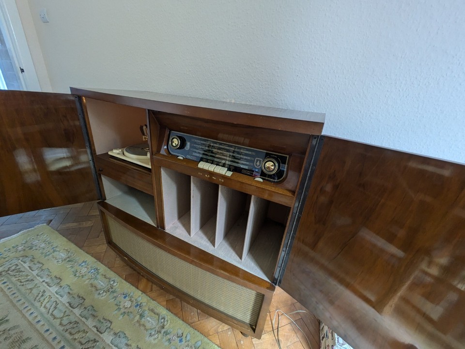 BUSH SRG 86 Radiogram SRG86 Walnut Veneered Cabinet Radio Turntable ...