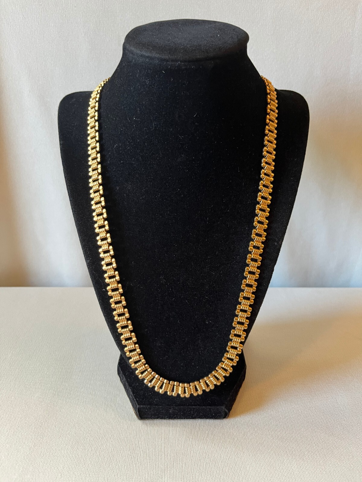 Vintage "Monet" Satin Ribbed Gold Tone Flat Chain Lin… - Gem