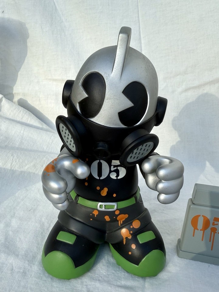 Kidrobot Bomber 05 Mascot 7 In Vinyl Toy Art Graffiti Bomber Artist Gas ...