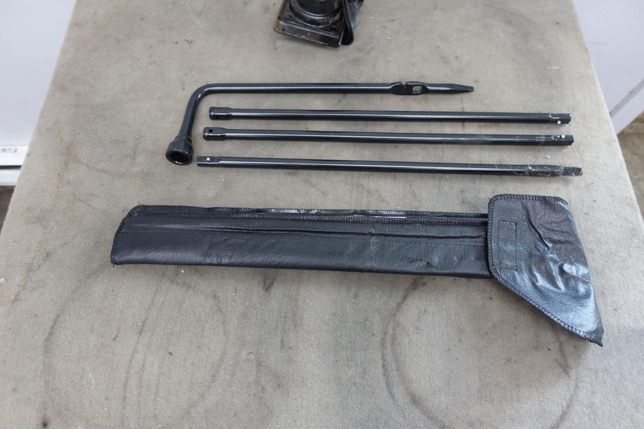 1999-2007 Chevrolet Silverado GMC Sierra 1500 OEM Bottle Jack and Tools ...