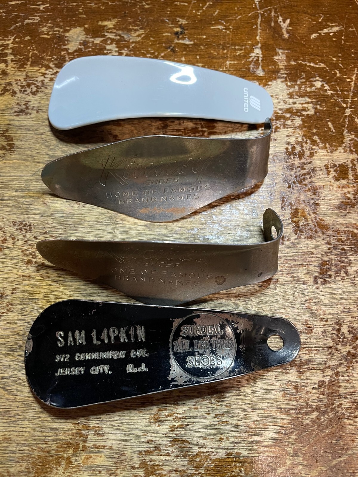 4 Vintage SHOE HORNS Kinney Sundial United Airlines - Gem