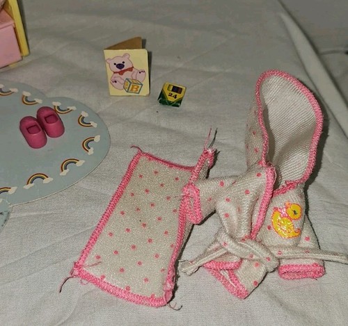 Kelly Barbie 2000 Mattel Love ‘n Care Doll Bed Chicken pox Pink ...