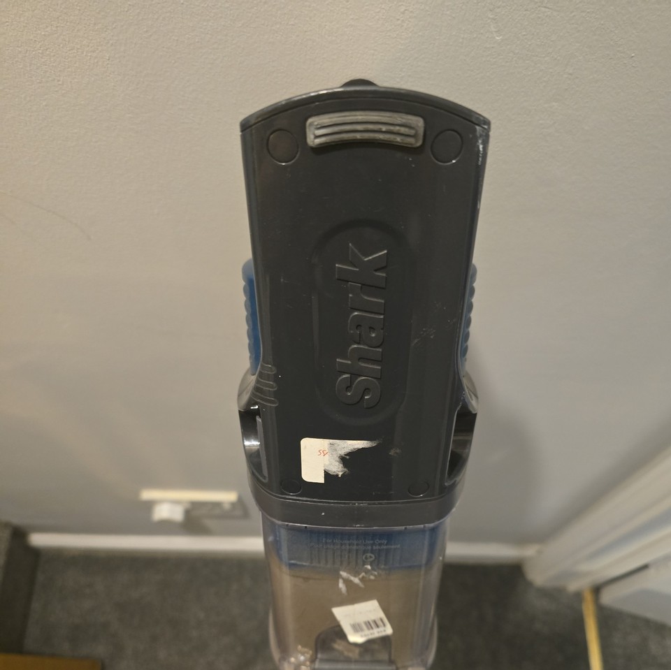 Shark IZ201UKT Cordless Stick Vacuum Cleaner DuoClean Pet Hair Removal ...