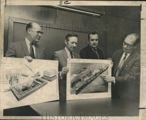 1971 Press Photo Lykes Brothers Steamship Company look over new ship ...