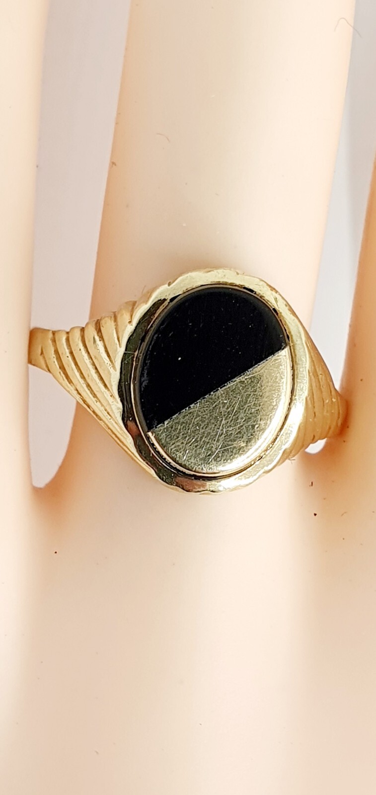 9ct Gold Half Onyx Oval Signet Fancy Shoulder 375 Yellow Gold Ring Size ...
