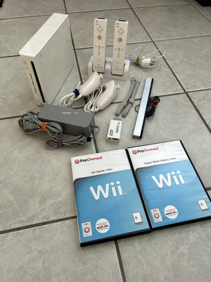 Nintendo Wii Console HD + 2 Remotes, Remote Dock, 2 Games, HDMI Adaptor ...