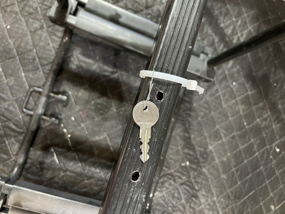 Thule 987XT 6 Ski 4 Board Hitch Mount Car Carrier Attachment Locks Key ...