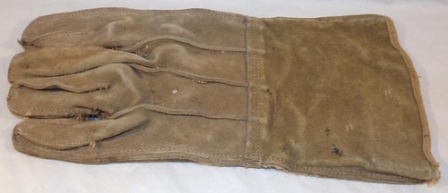 Un gant en cuir pour manipulation fil de fer barbelé Gauntlet Barbed ...