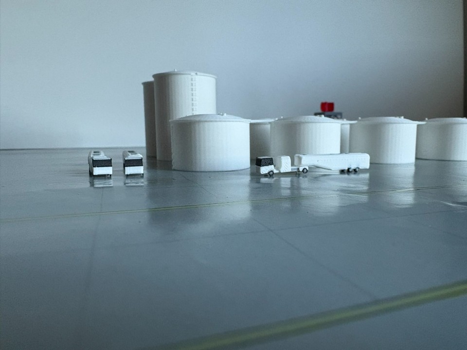 1:400 Airport Fuel Tanks Tall Tank | eBay