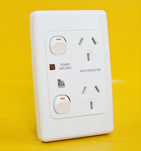 Clipsal ML2025V Twin Switched Socket Outlet Vertical Medilec White ...