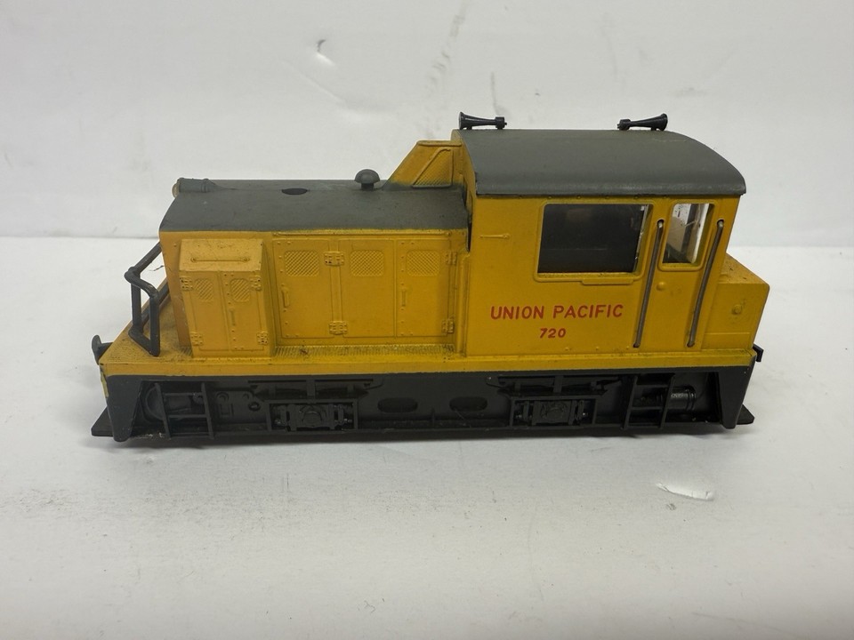 HO AHM Diesel Switcher 720 Union Pacific Tested | eBay