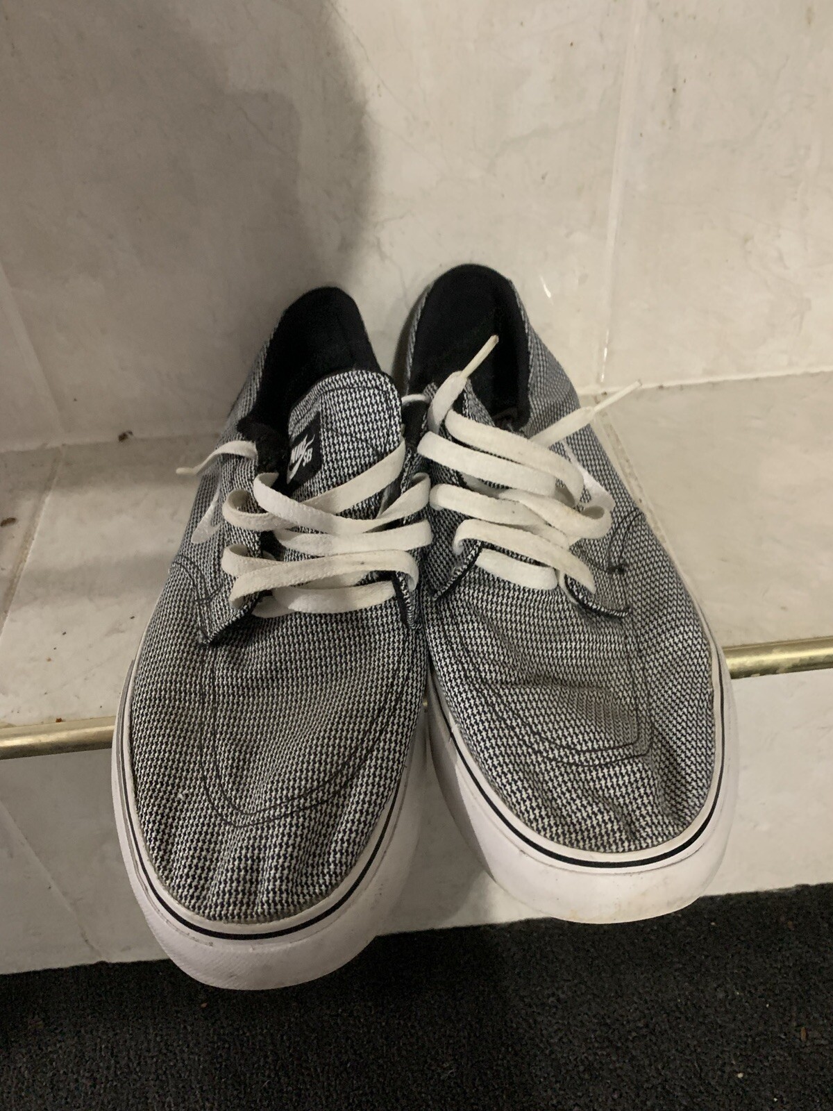 grey nike flats - Gem