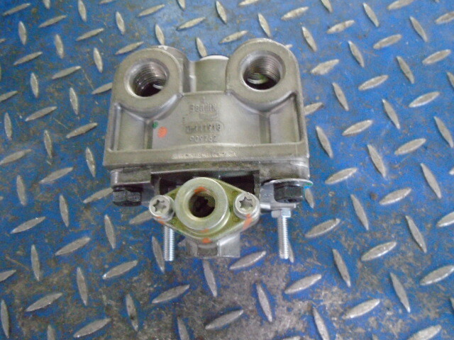 Bendix T-5004075-A R-12 Relay Valve for Commercial Truck 5.5 PSI ...