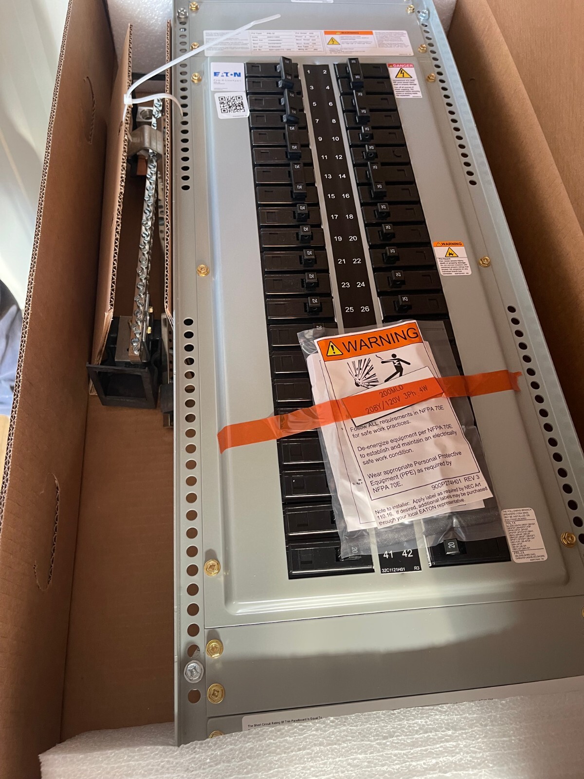 Eaton 225 Amp 480 Volt 3 Phase 4-Wire 42 Circuit Main Lug Panel Board ...