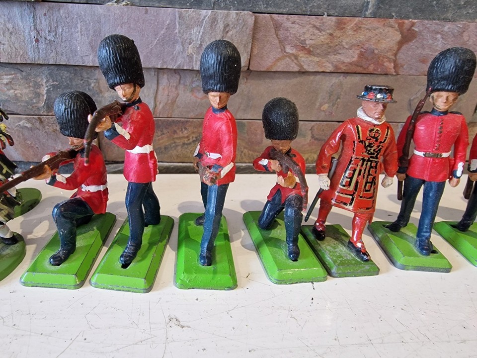 Britains Deetail Scots Scottish Guards Lead Soldiers / Plastic Figures ...
