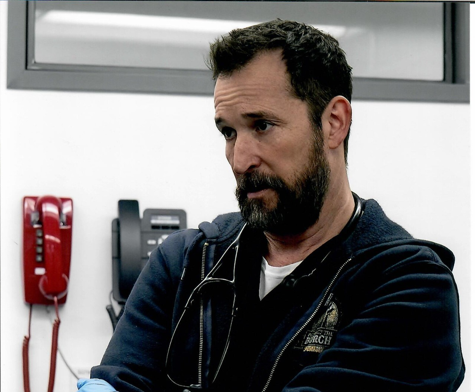 Noah Wyle The Pitt As Dr Robby Actor Signed TV Series 8x10 Photo TTM ...
