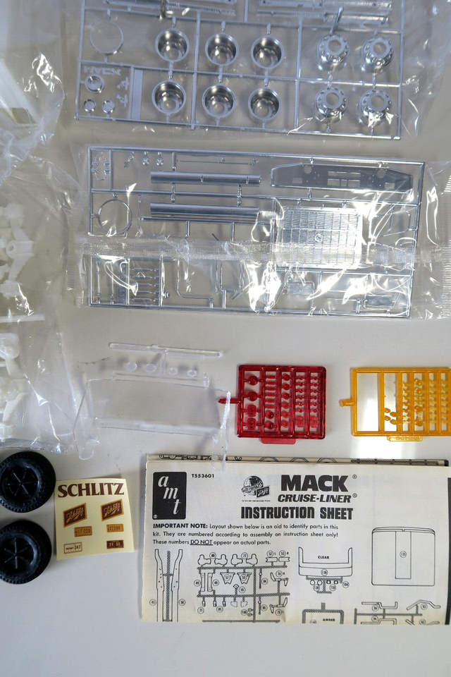 Mack Cruise Liner Schlitz - AMT 1:25 Scale Model Kit #T553 Open Box ...