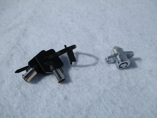 Two Genuine Harley-Davidson NOS 90300024 Saddlebag Lock Assemblies for ...