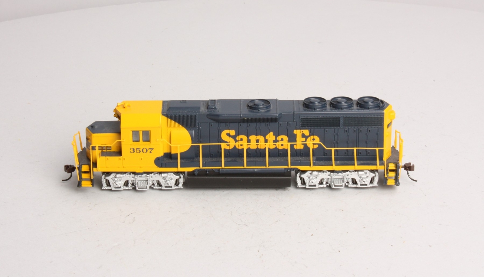 Bachmann HO Scale Santa Fe GP-40 Diesel Engine #3507 with DCC LN | eBay