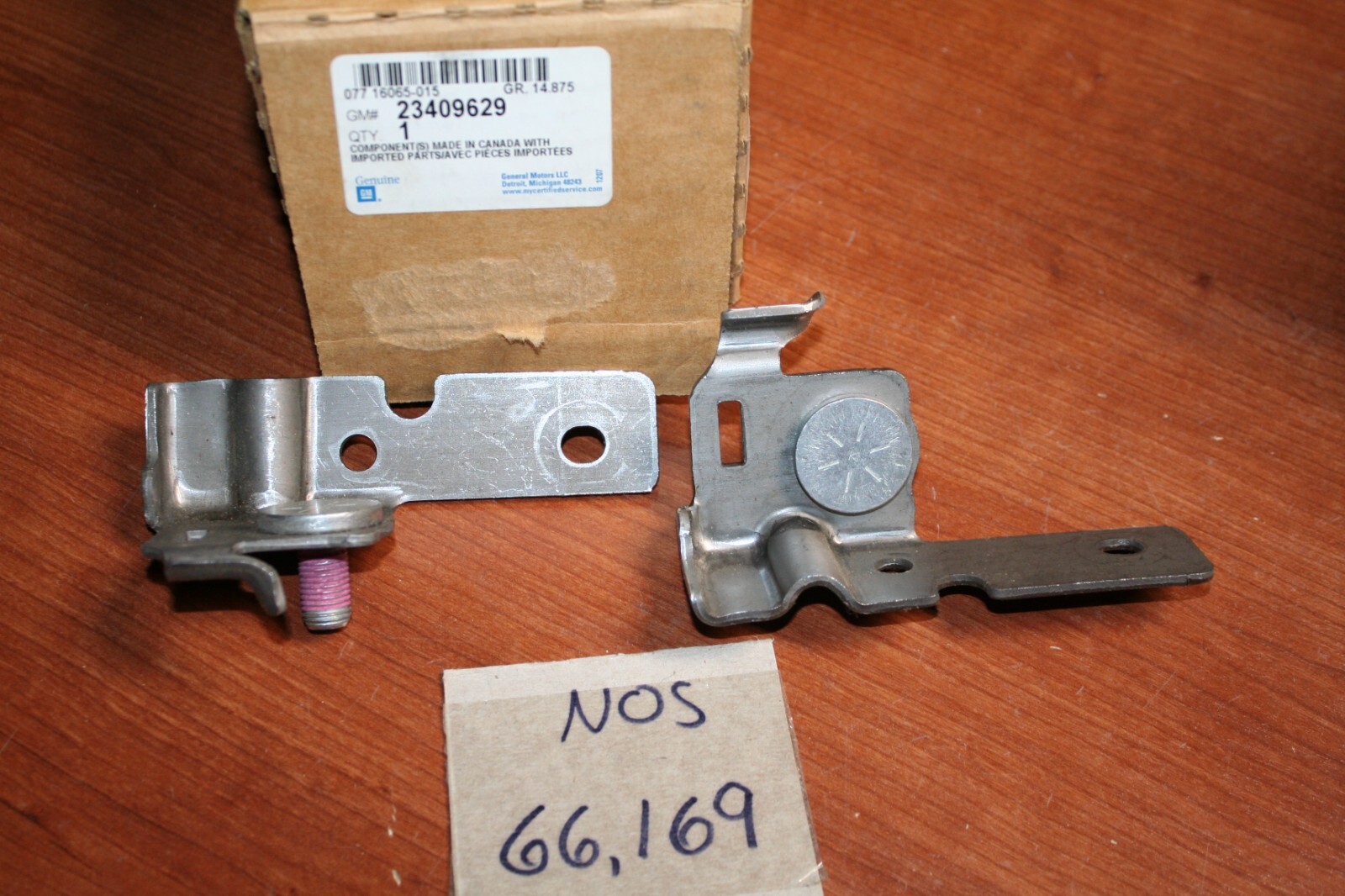 GM 23409629 Seat Belt Bracket Assembly Missing Nuts 2011-12 Chevy ...