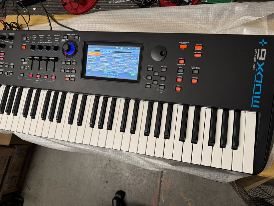 Yamaha MODX 6 PLUS ,Synthesizer 61 key keyboard MODX6+ , in box ARMENS ...